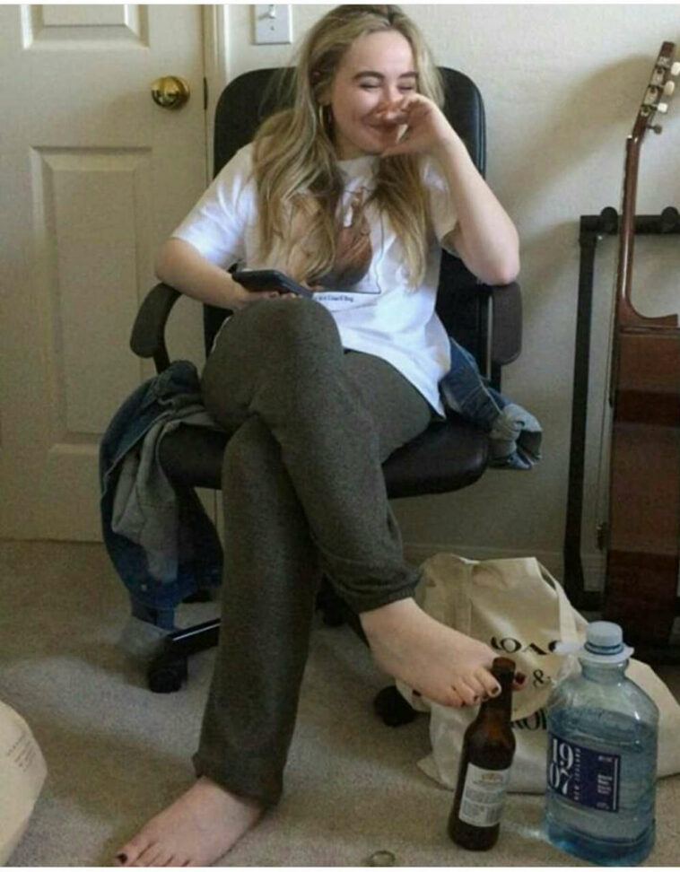 Sabrina Carpenter Beautiful Toes Feet Sexy Feets Celeb Feets