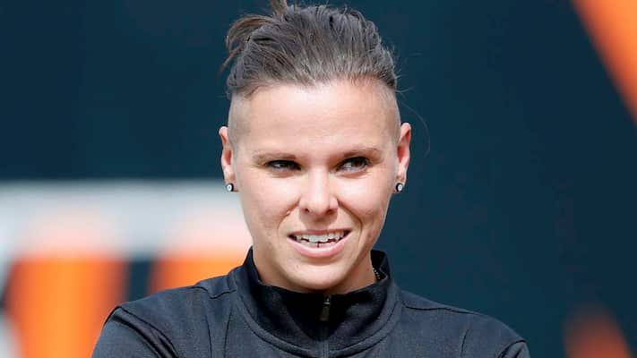 Katie Sowers Bio, Age, Family, 49ers, Girlfriend, Salary, Net Worth ...