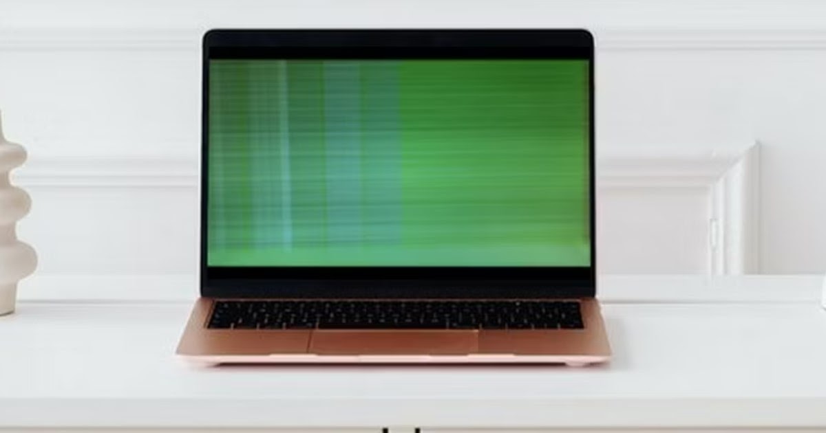 Si aparecen líneas verdes, fallos o errores gráficos en la pantalla ...